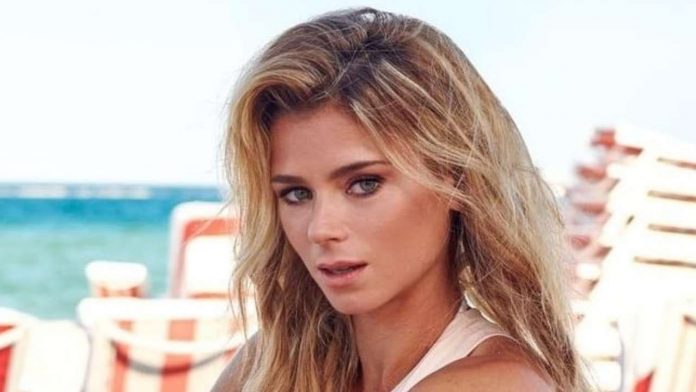 Camila Giorgi, chignon e trasparenze: abito da sogno per la fuga a due