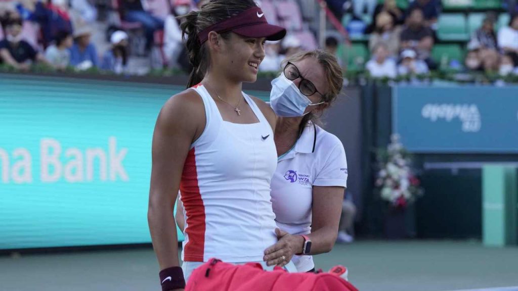 Emma Raducanu, sfilate a Parigi e poi in campo: "lato B", prova superata