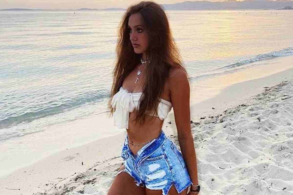 Tennis, la gonna fluo non fa il suo dovere: si vede tutto